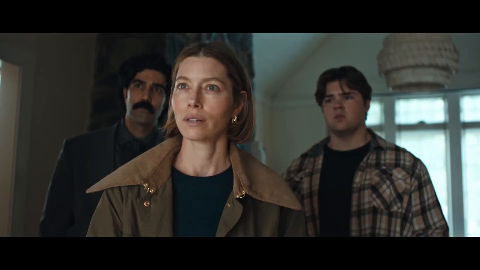 Jessica Biel en Elizabeth Banks schitteren als vervreemde broers en ...