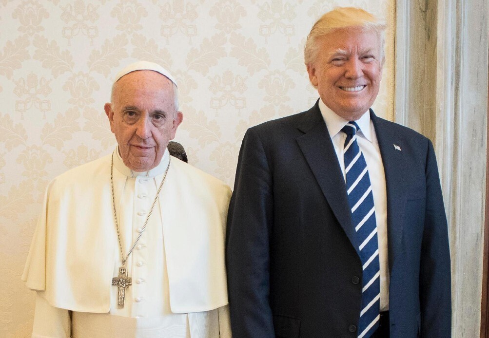 Donald Trump woont de begrafenis van paus Franciscus in Rome bij ...