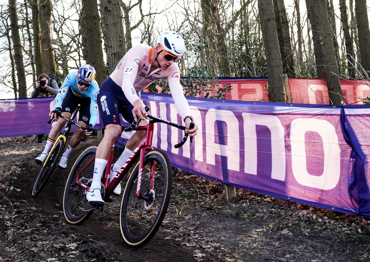 Mathieu van der Poel zet al zijn collega's veldrijden te schande in het ...