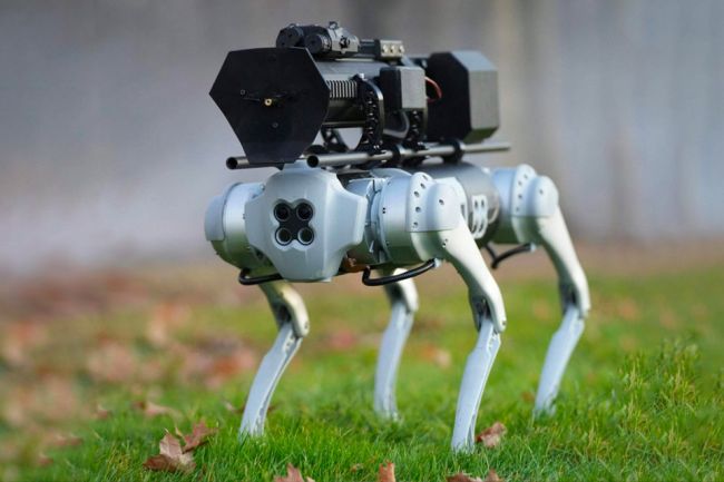 Deze robothond is uitgerust met een vlammenwerper en het lijkt ...