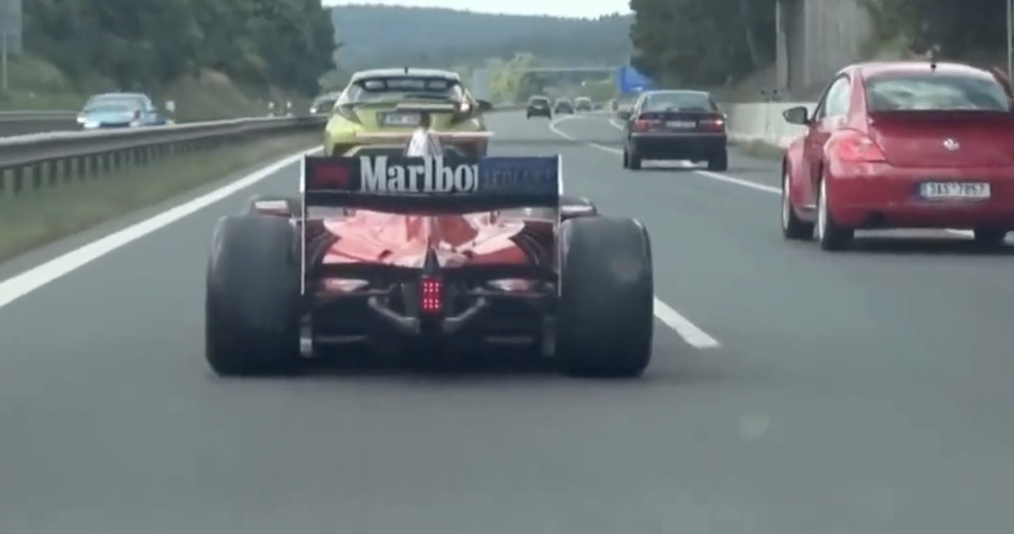 Deze man ontweek jarenlang de politie en reed in een F1 op de openbare ...