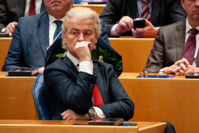 Extreemrechtse partij Nederland stapt uit de regering, wat leidt tot ...